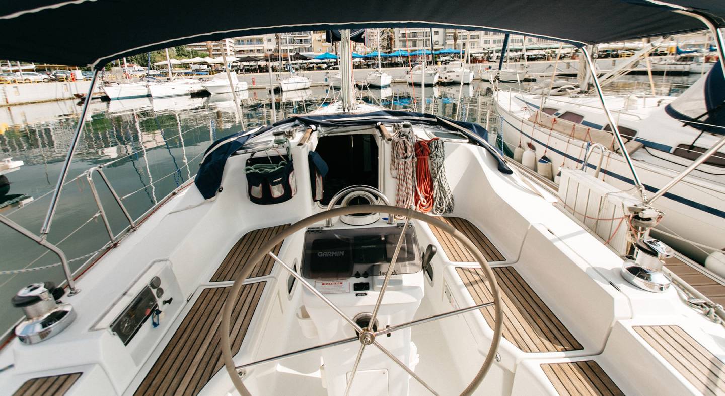 Beneteau Oceanis 393 - Yachtbook